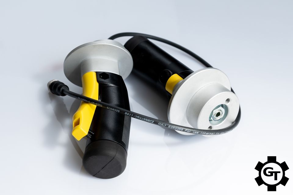 Plastic and aluminum starting handles | Assembly workstation equipment.