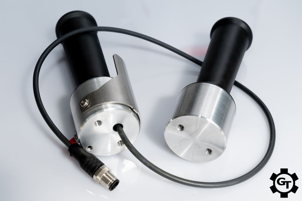 Plastic and aluminum starting handles | Assembly workstation equipment.